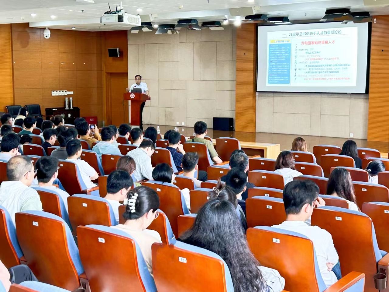 我校召开博士后暨青年教师座谈会